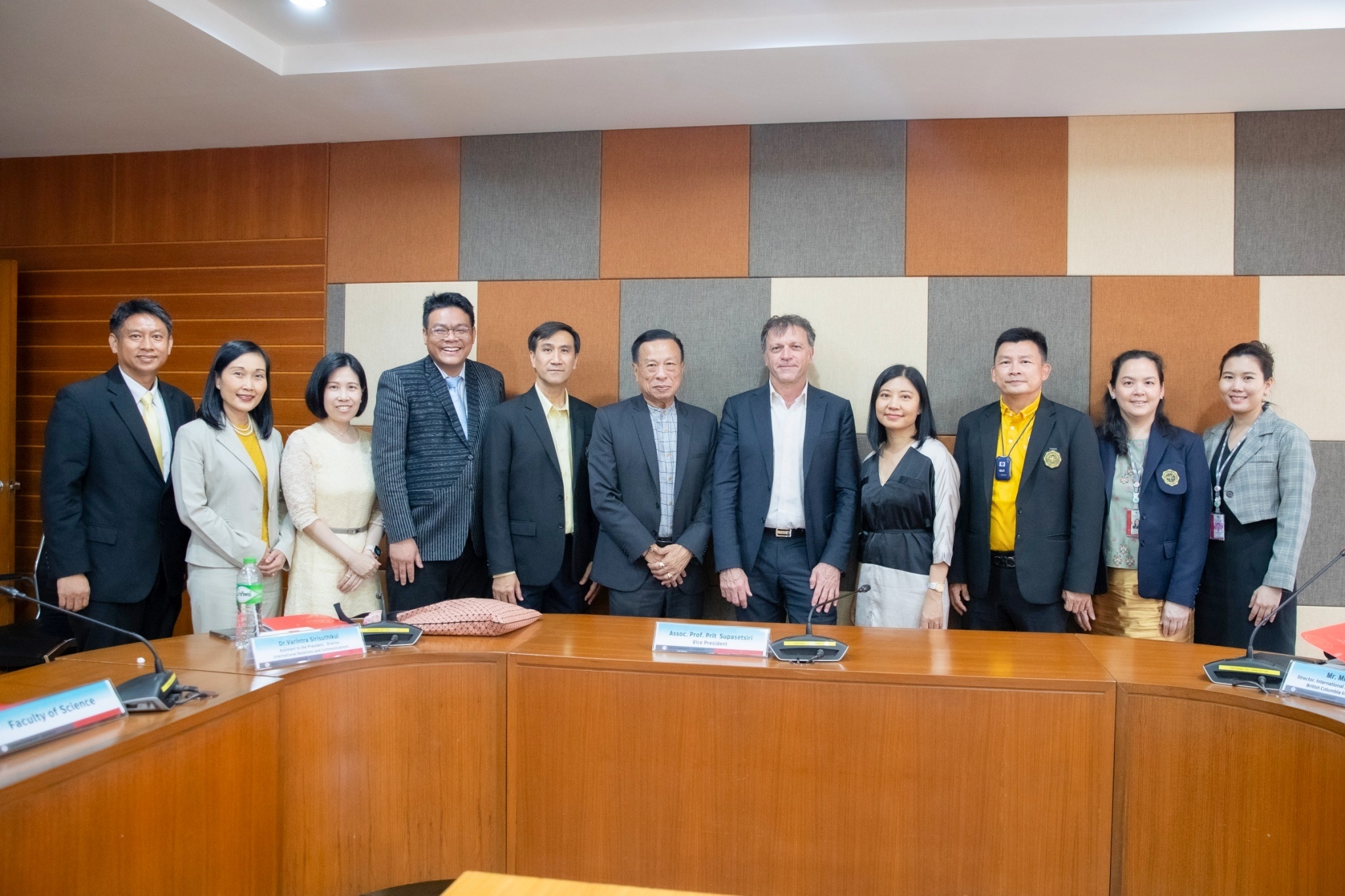 คณบดีคณะวิศวกรรมศาสตร์ร่วมต้อนรับ Mr. Michael Galli, Director of ...